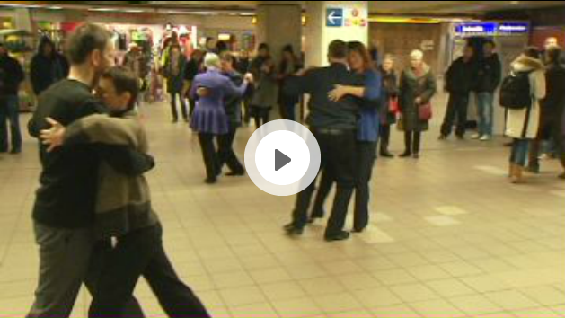 Tango in de metro: 'Moeilijk om de muziek te horen' | BRUZZ